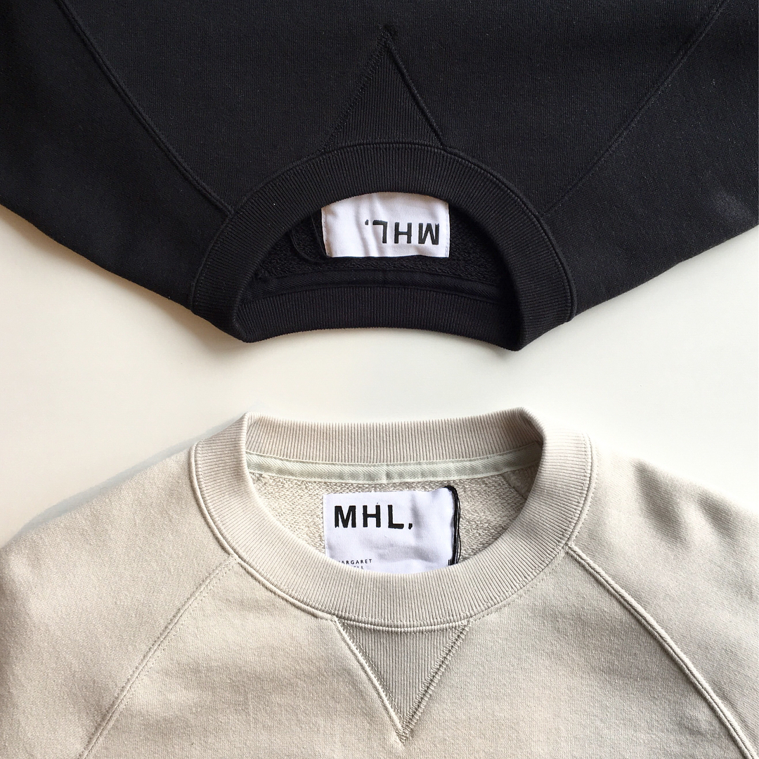 .リピーターの多いMHL×LOOPWHEELER今シーズンはchalk（ホワイト）blackの2色展開。今シーズンのcrew neckはラグランスリーブ。そしてサイズ感もすこしゆったり ...